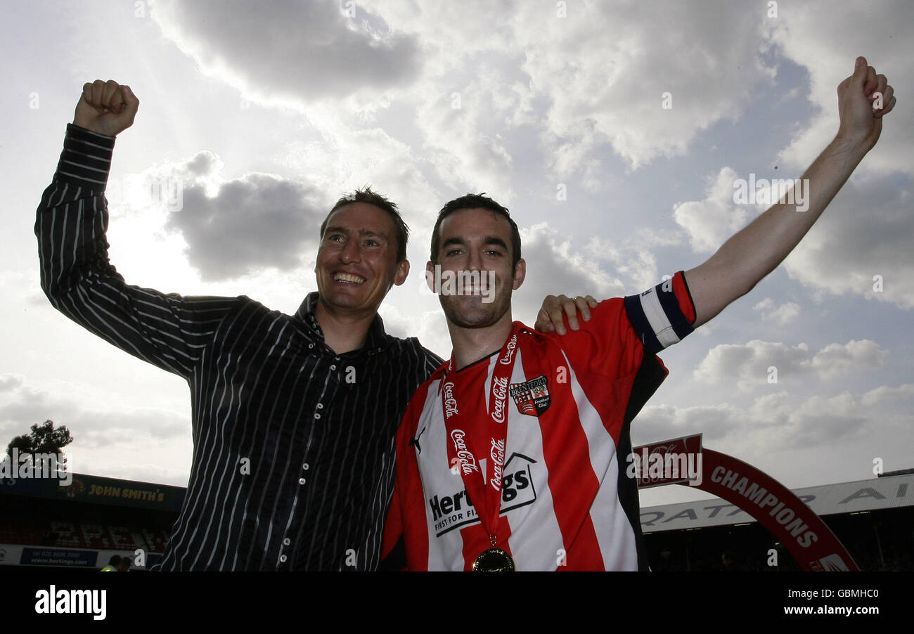 Brentford's manager Andy Scott with Alan Bennett during the Coca-Cola ...