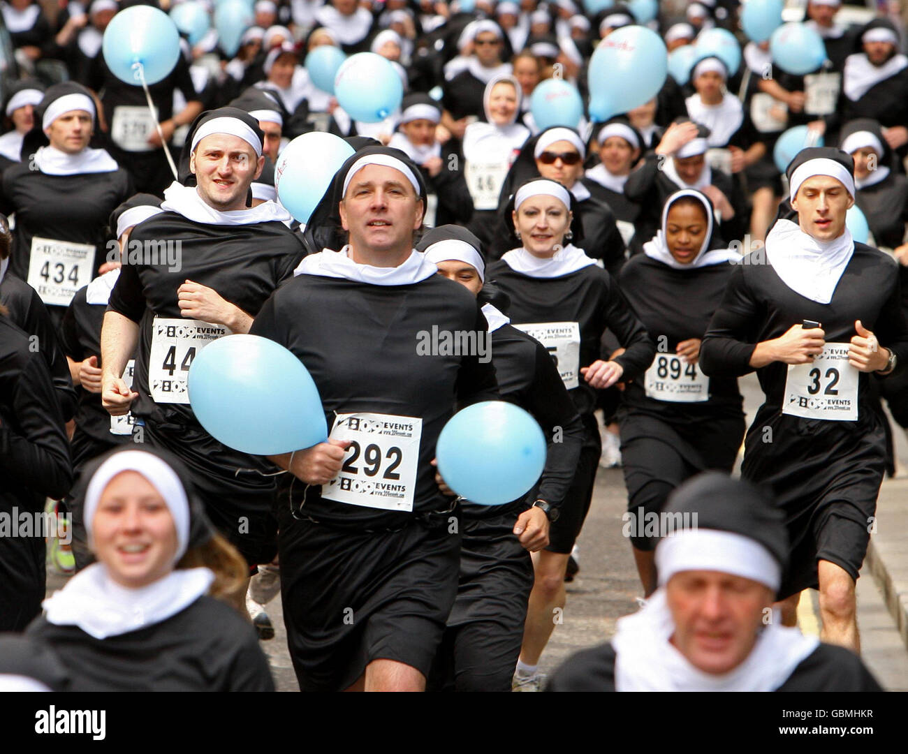 Hundreds of runners dressed as nuns set off from the City of London on ...