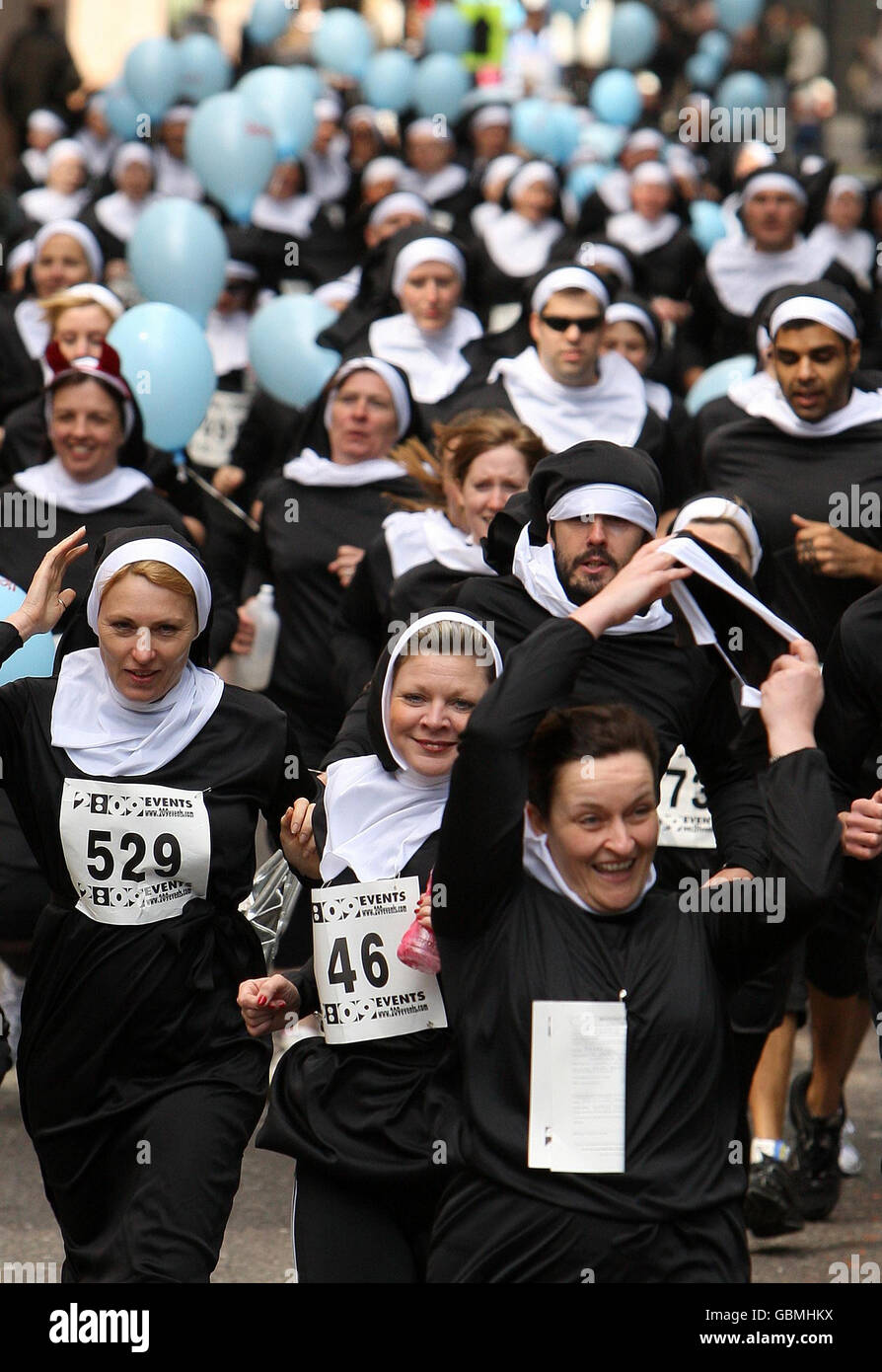 Nuns running hi-res stock photography and images - Alamy