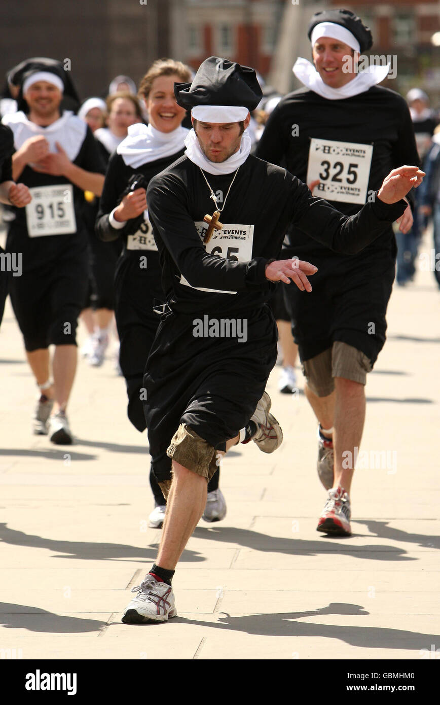 Nuns running hi-res stock photography and images - Alamy