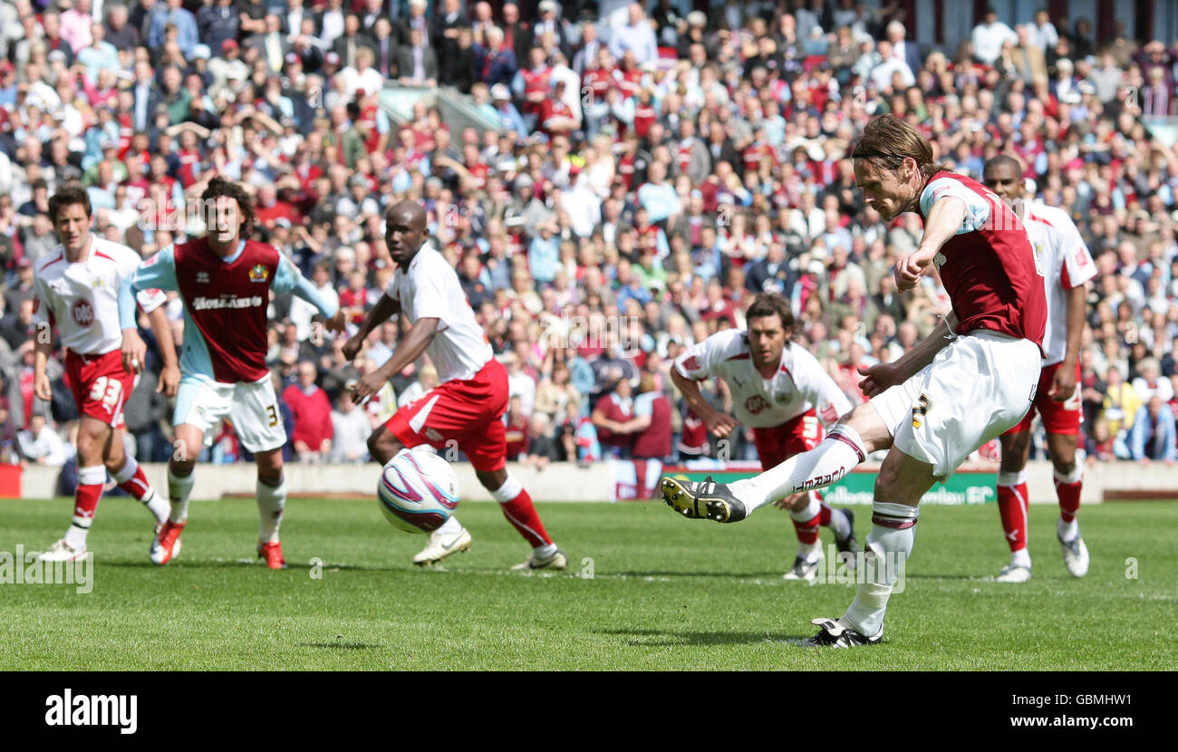 Burnley's Graham Alexander scores the opening goal during the Coca-Cola ...