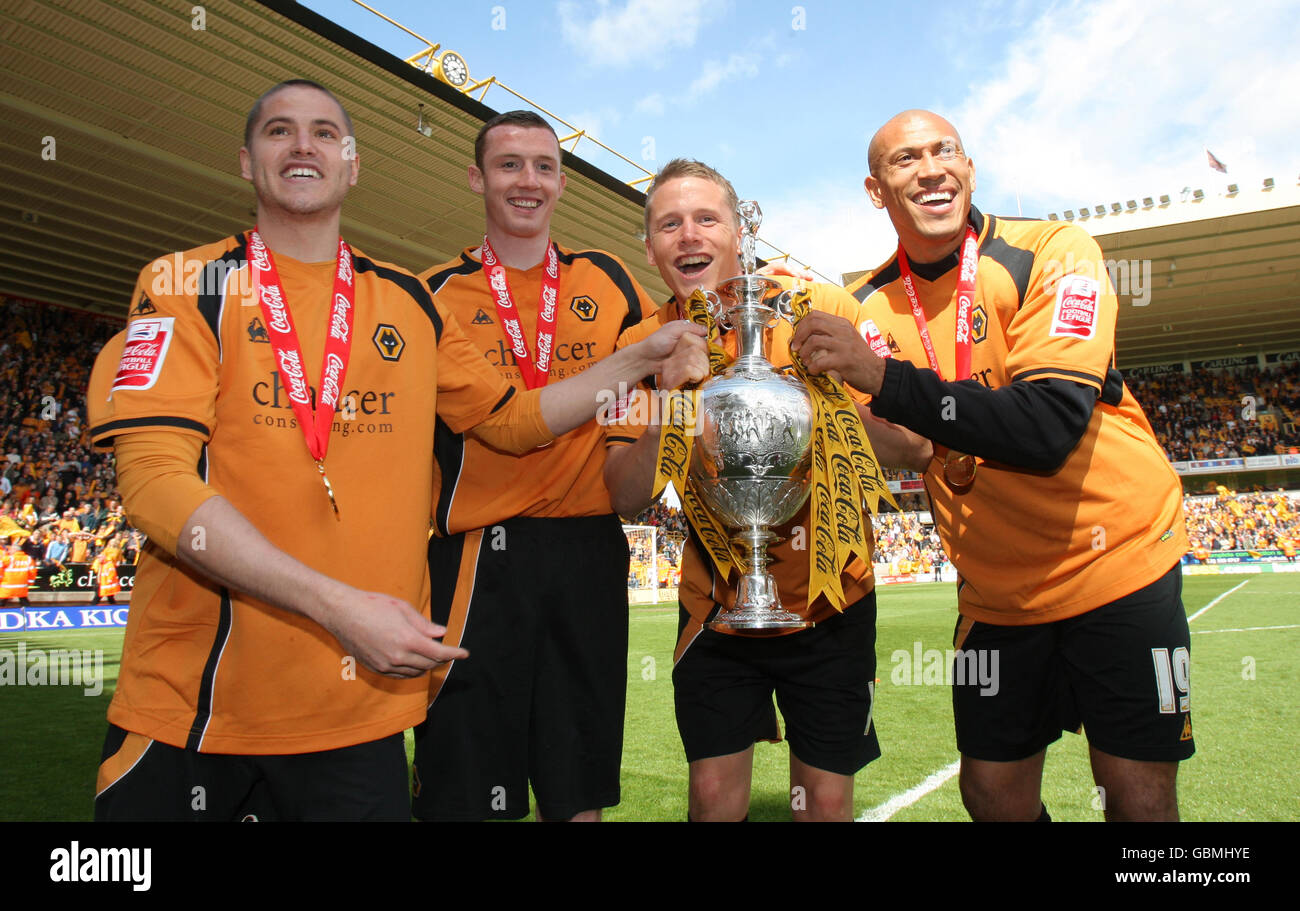 Wolverhampton Wanderers' Michael Kightly (left) holds the Football ...