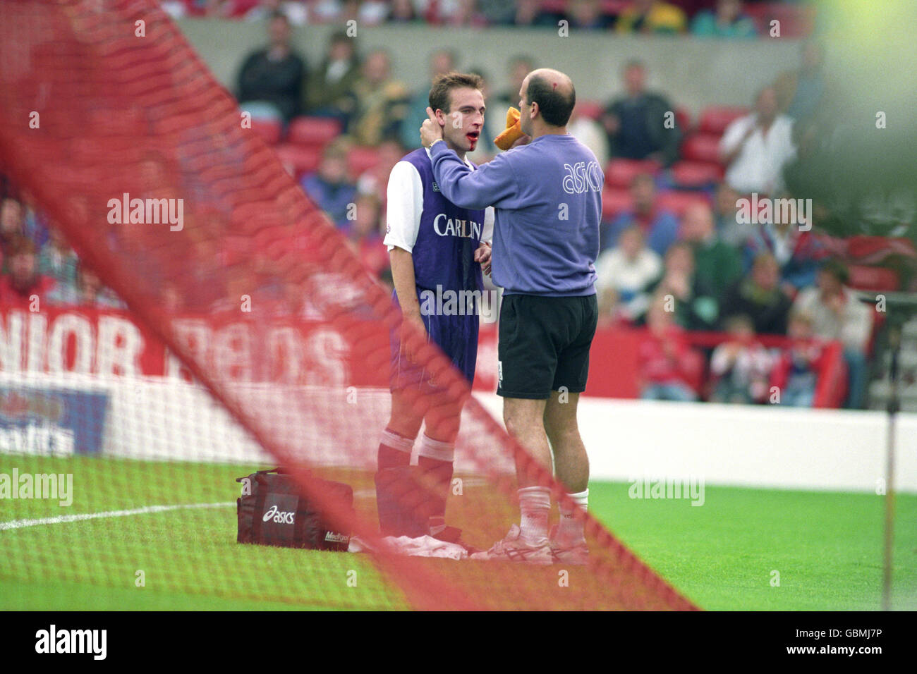 IAN CLARKSON (SC) RECEIVES TREATMENT FOR BLOODY NOSE NOTTINGHAM FOREST ...