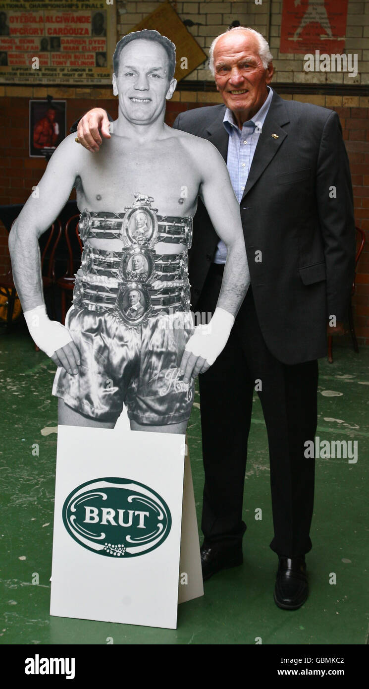 British Heavyweight Champion Henry Cooper Stock Photos & British ...