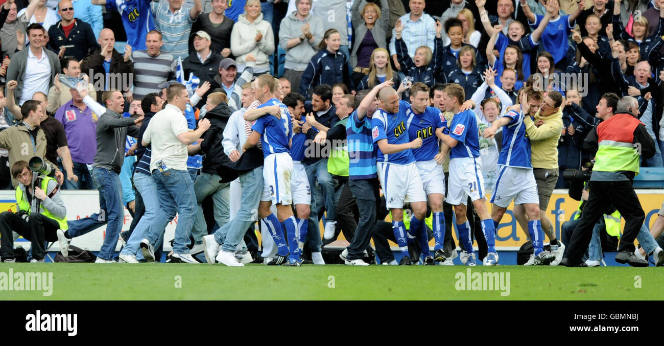 Millwall's players and fans mob goal scorer Neil Harris during the Coca ...