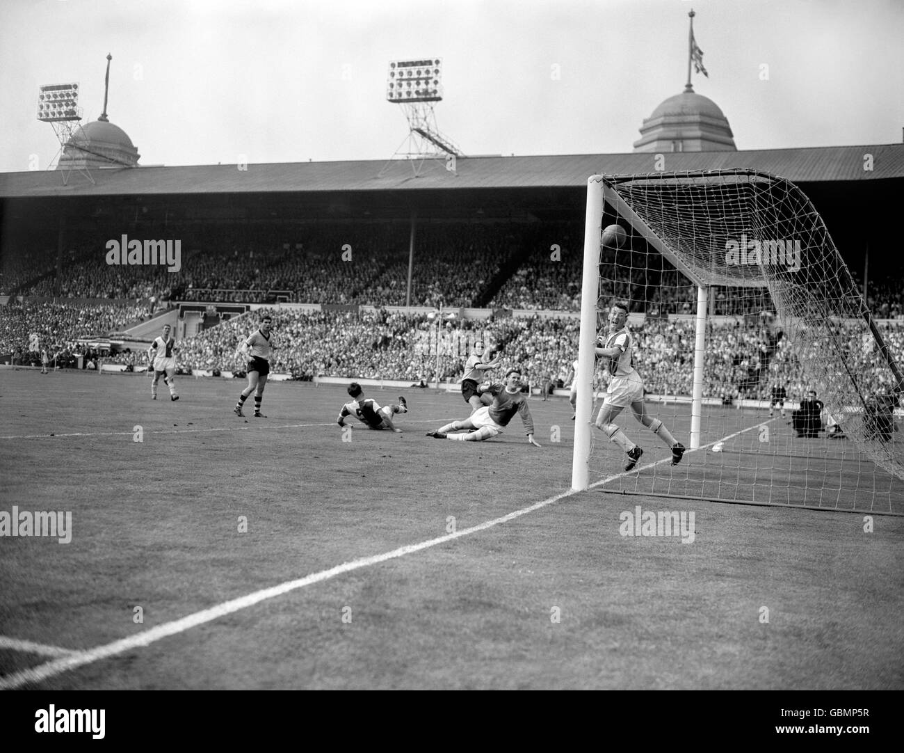 Wolverhampton Wanderers' Norman Deeley (third r) fires the ball beyond ...