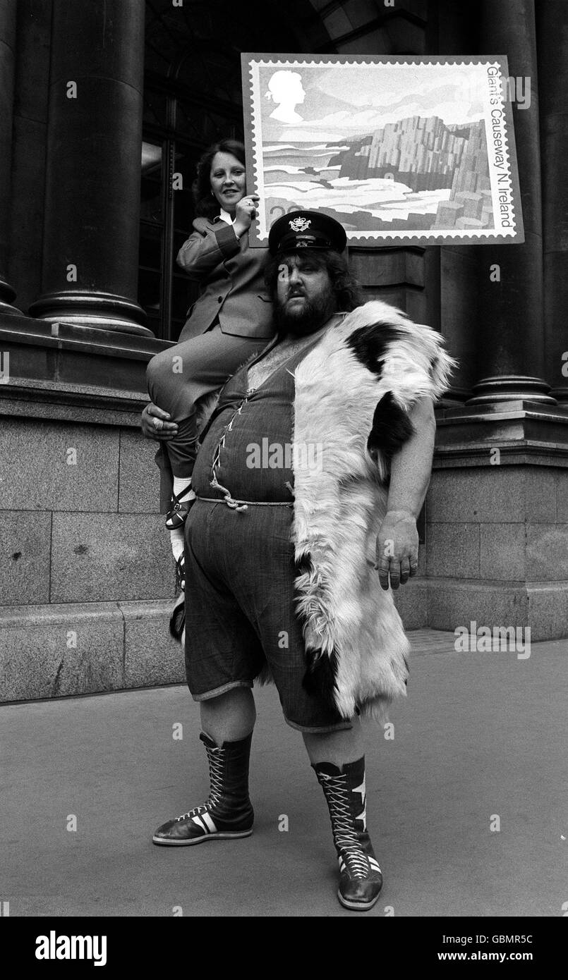 Giant haystacks wrestler hi-res stock photography and images - Alamy