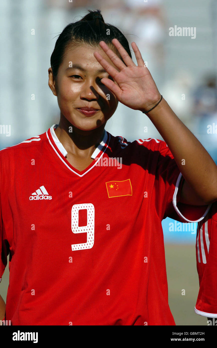 Chinas duan han shields her eyes from the sun hi-res stock photography ...