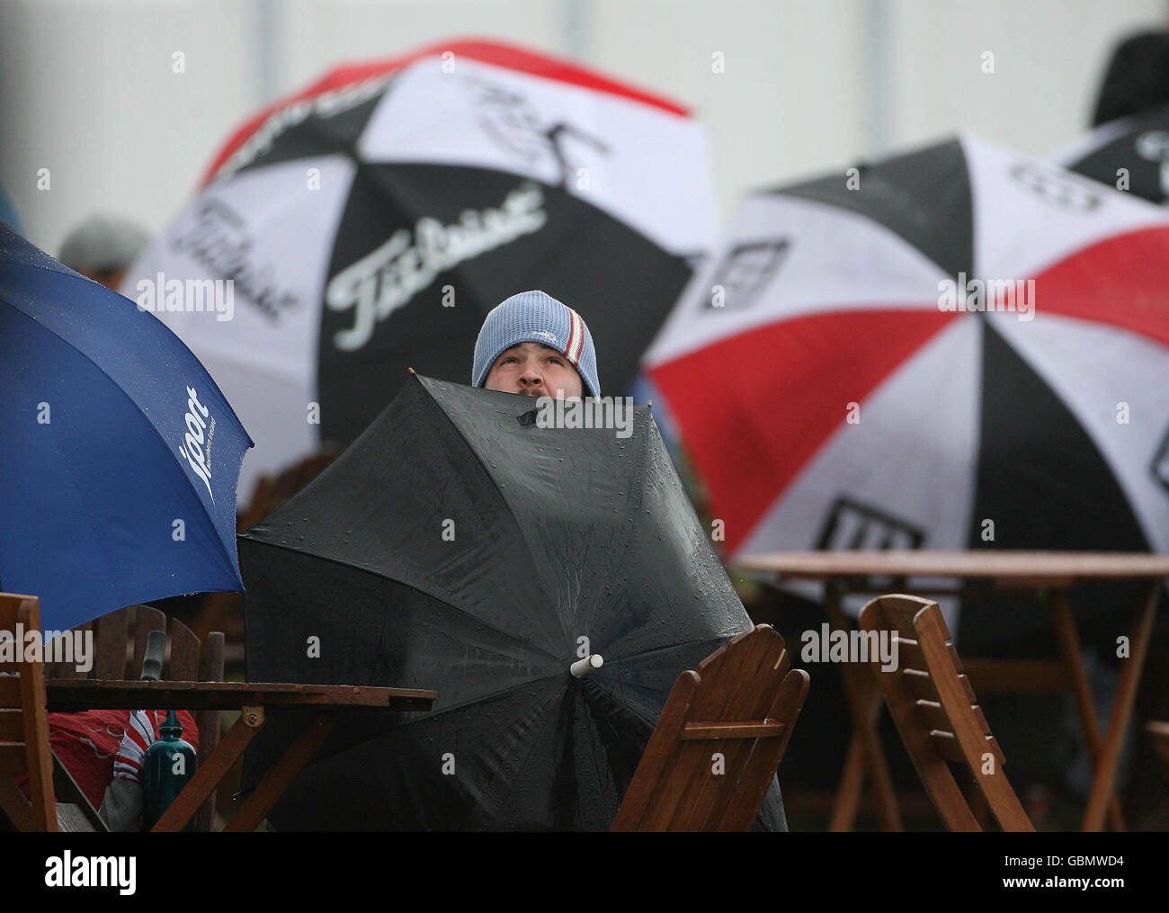 Suspend hi-res stock photography and images - Alamy