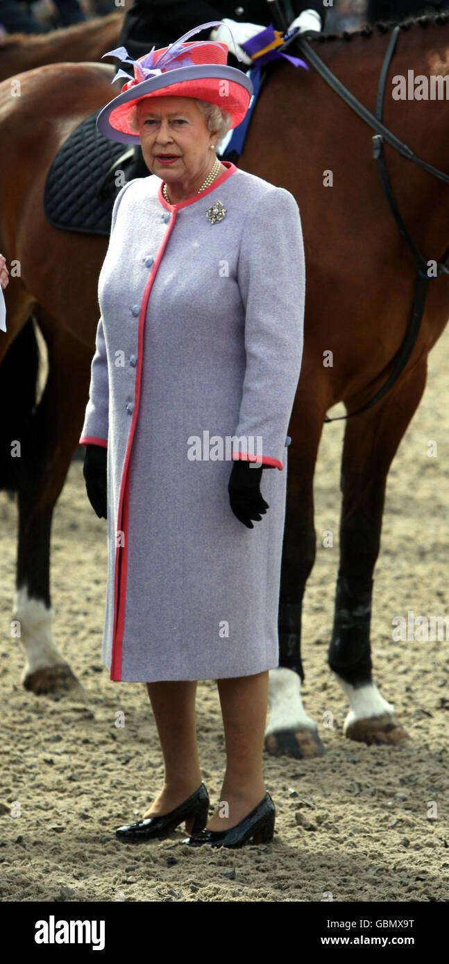 Queen elizabeth ii presents trophies hi-res stock photography and ...