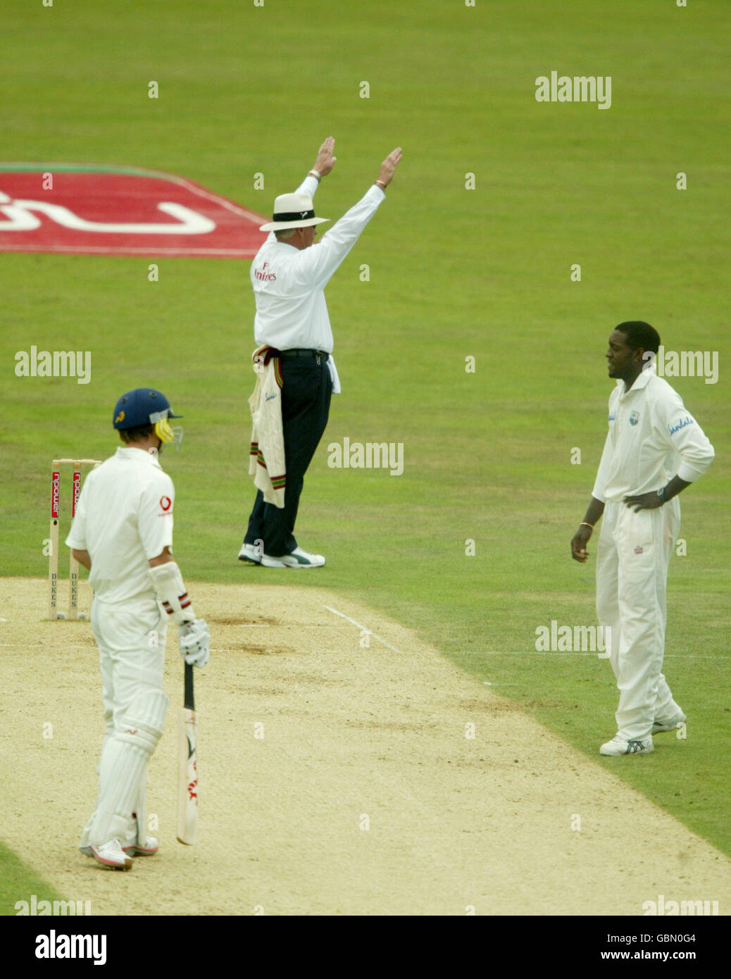 Cricket umpire signals hi-res stock photography and images - Alamy
