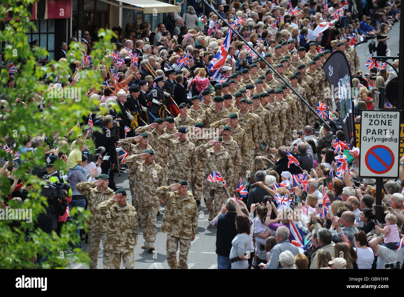 Soldiers 1st battalion rifles march through chepstow hi-res stock ...