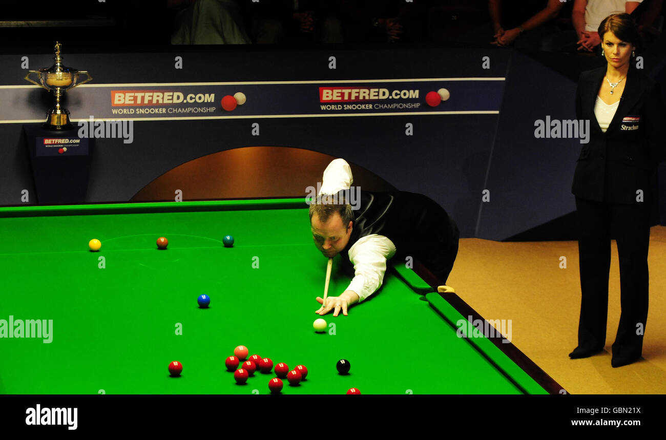 Snooker referee female hi-res stock photography and images - Alamy