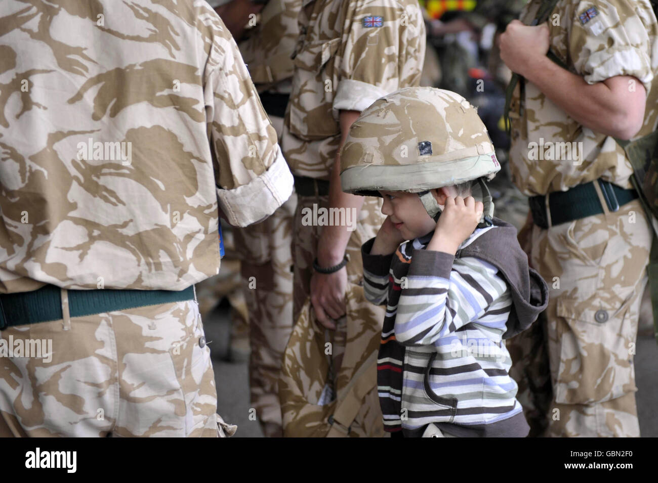 Heroes welcome for Afghan tour soldiers Stock Photo - Alamy