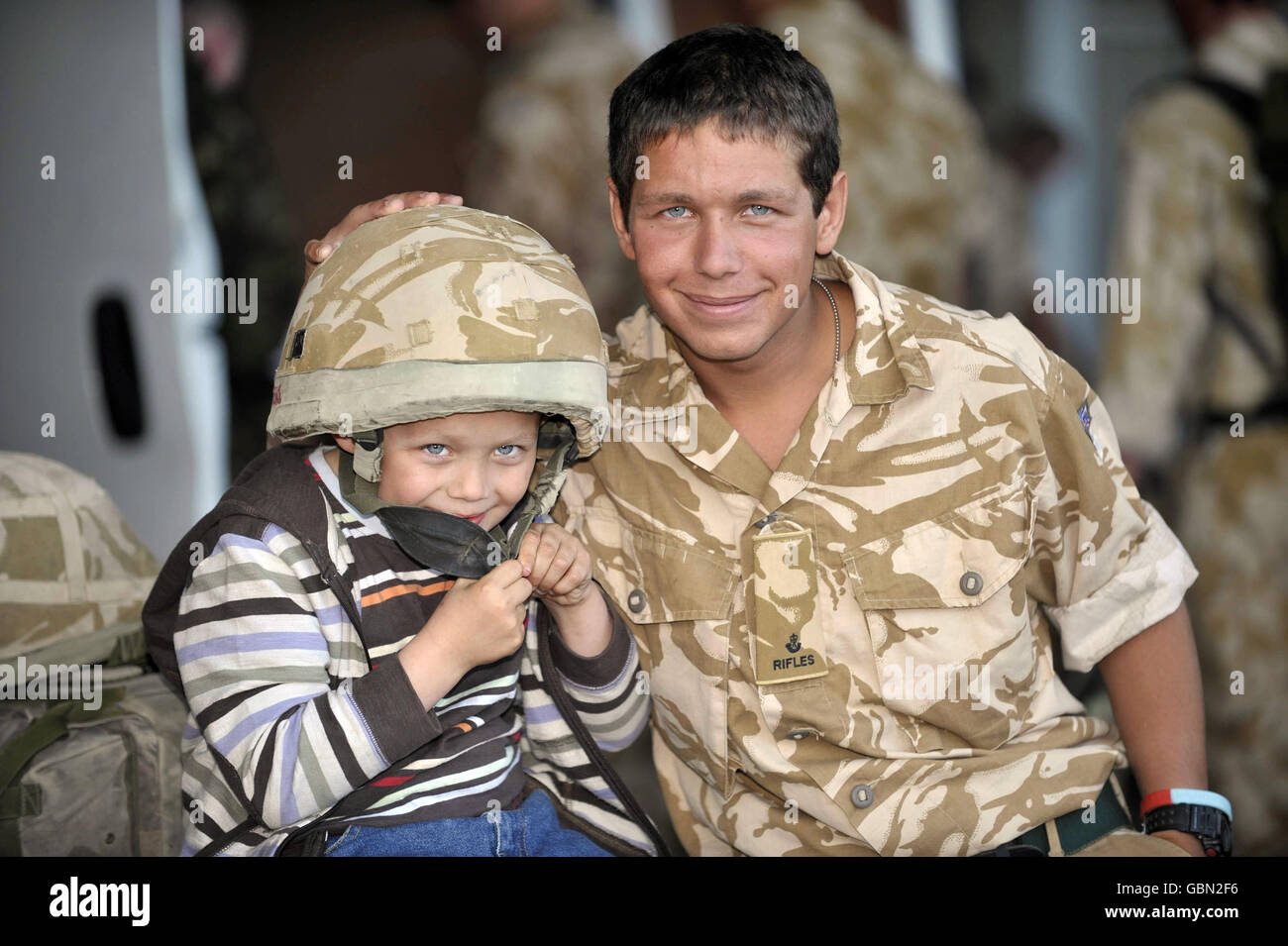 Heroes welcome for Afghan tour soldiers Stock Photo - Alamy