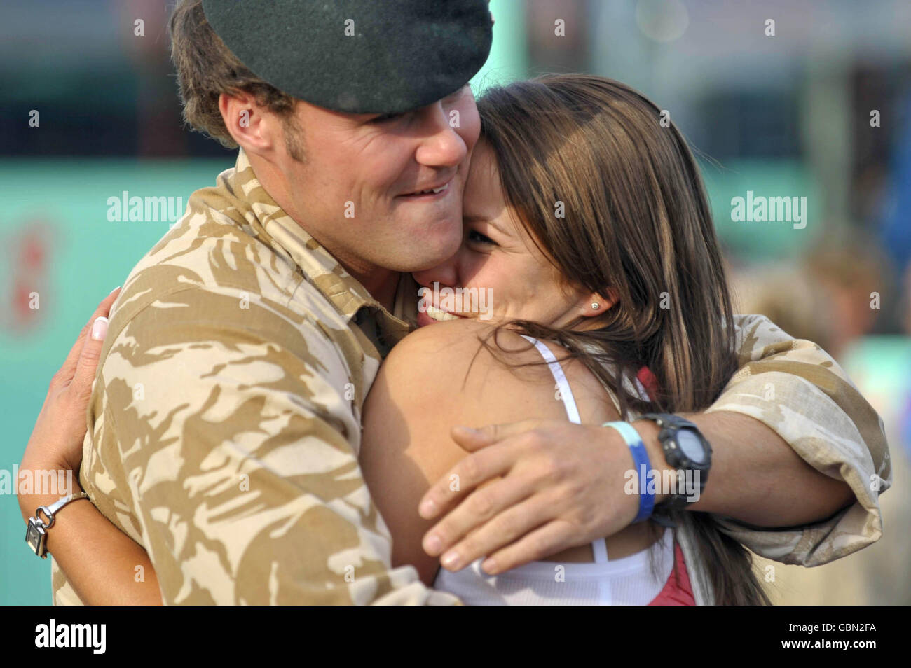Heroes welcome for Afghan tour soldiers Stock Photo - Alamy