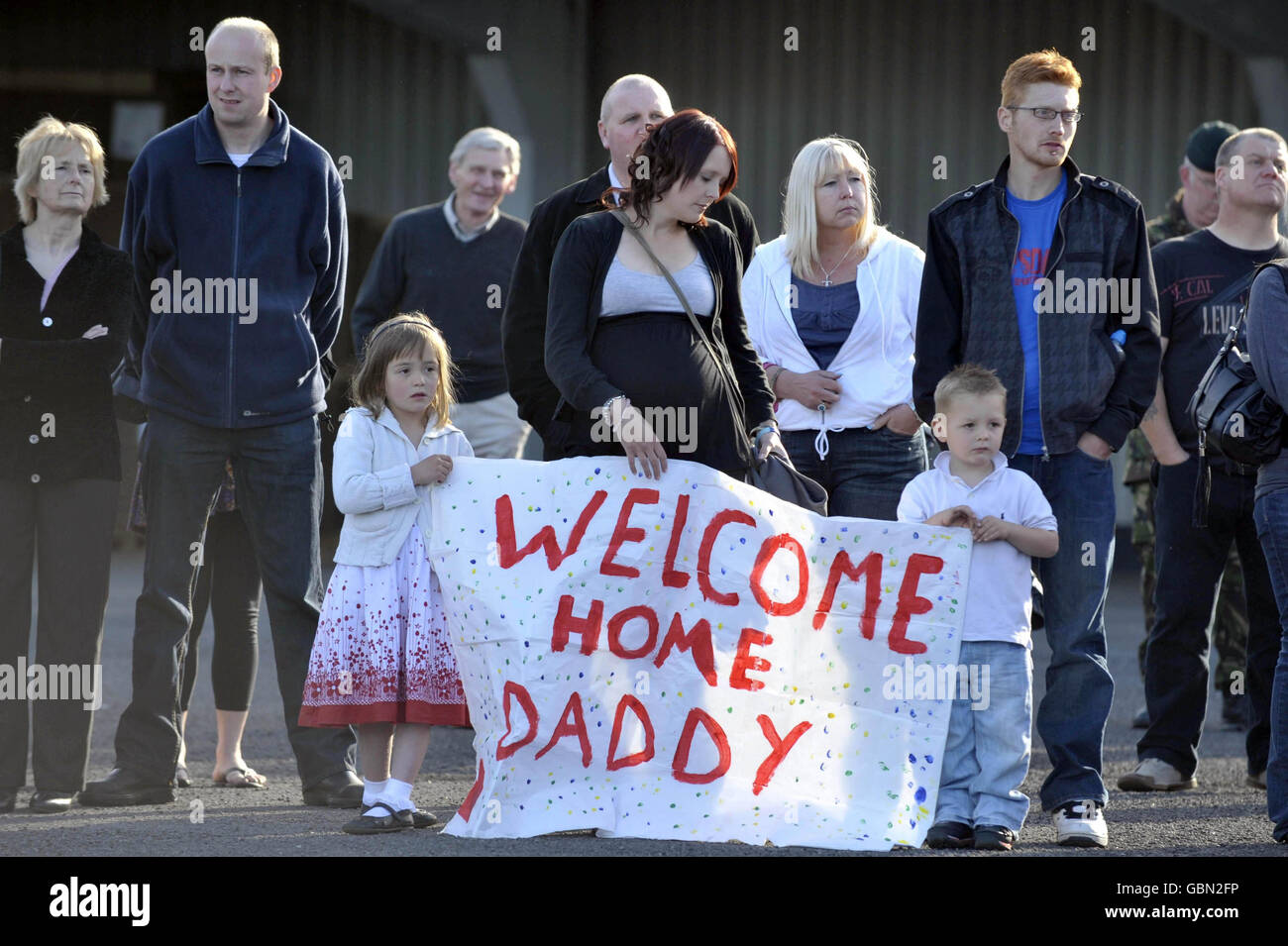 Heroe's welcome for Afghan tour soldiers Stock Photo - Alamy