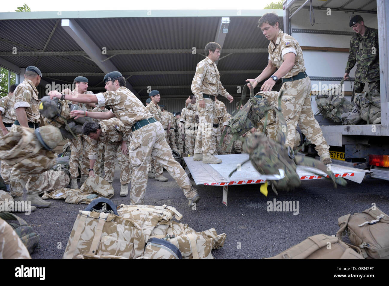 Heroe's welcome for Afghan tour soldiers Stock Photo - Alamy