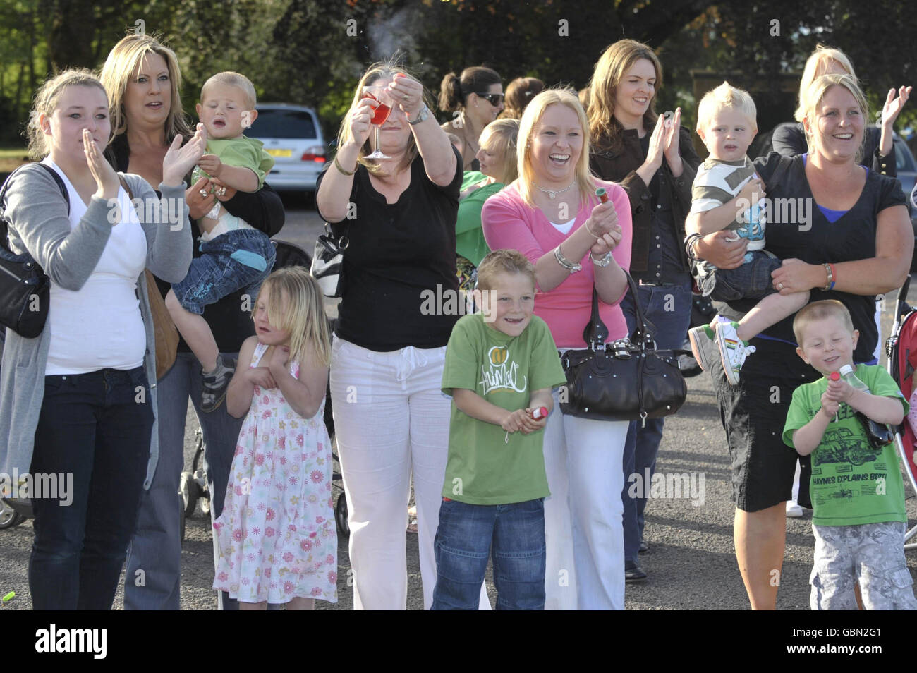 Heroe's welcome for Afghan tour soldiers Stock Photo - Alamy