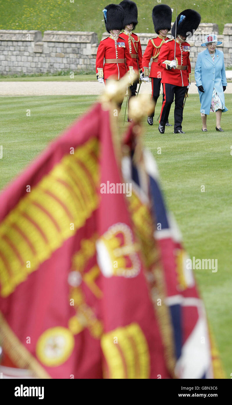 Queen presents colours to 1st battalion irish guards hi-res stock photography and images - Alamy