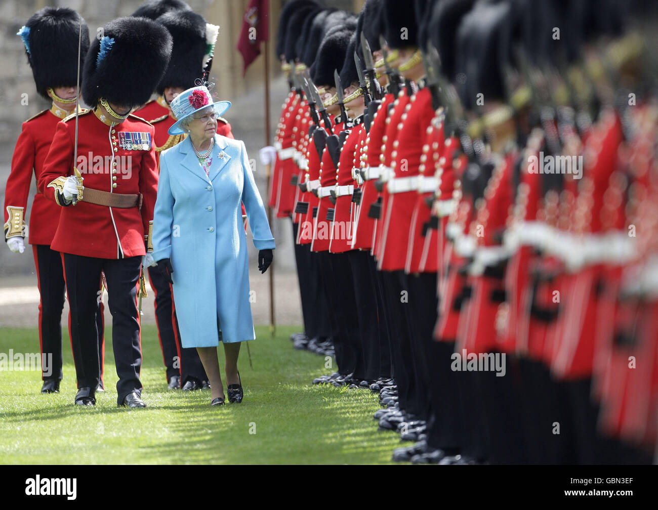 Queen presents colours to 1st Battalion Irish Guards Stock Photo - Alamy