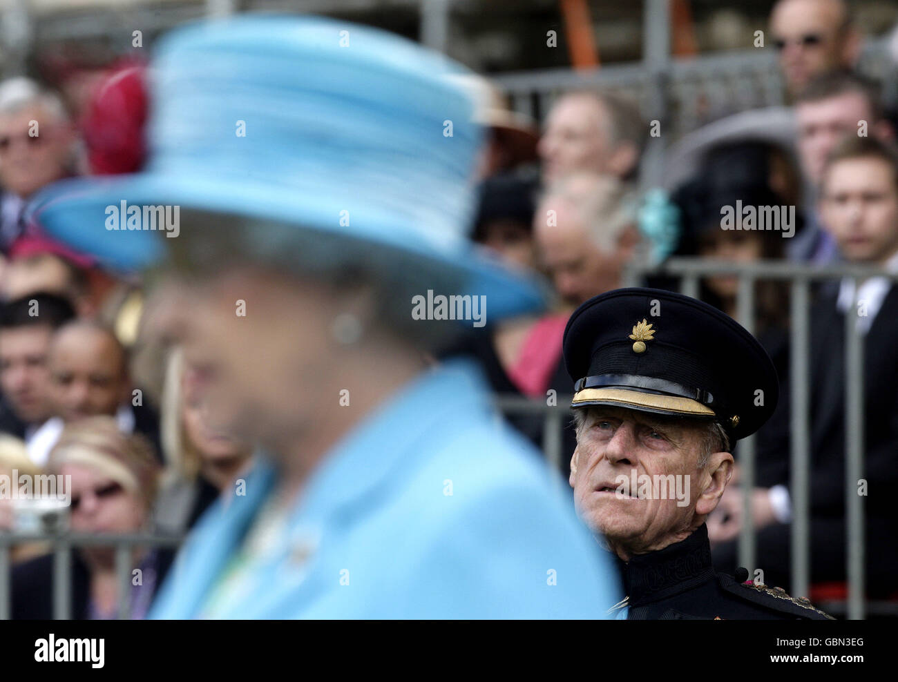Queen presents colours to 1st Battalion Irish Guards Stock Photo - Alamy