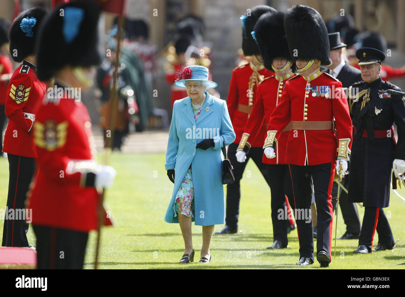 Queen presents colours to 1st Battalion Irish Guards Stock Photo - Alamy