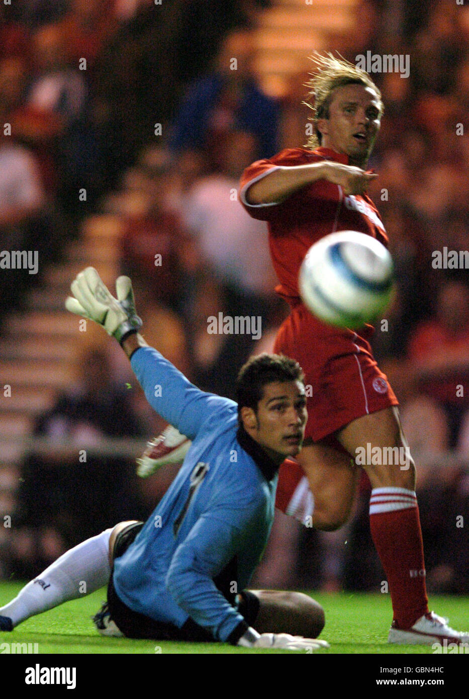 Middlesbrough's Boudewijn Zenden beats Real Mallorca's goalkeeper ...