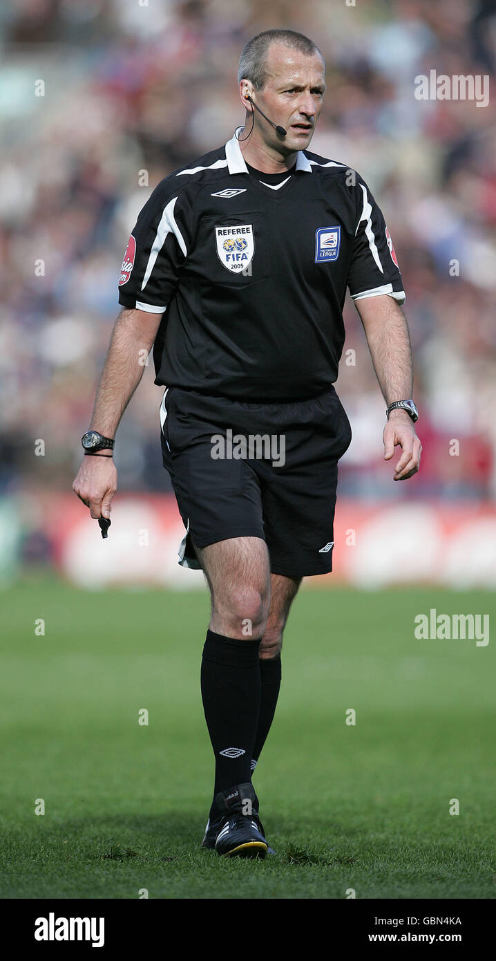 Referee mike atkinson during the coca cola championship hi-res stock ...