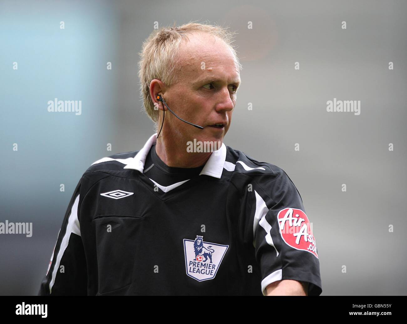 Peter walton referee hi-res stock photography and images - Alamy