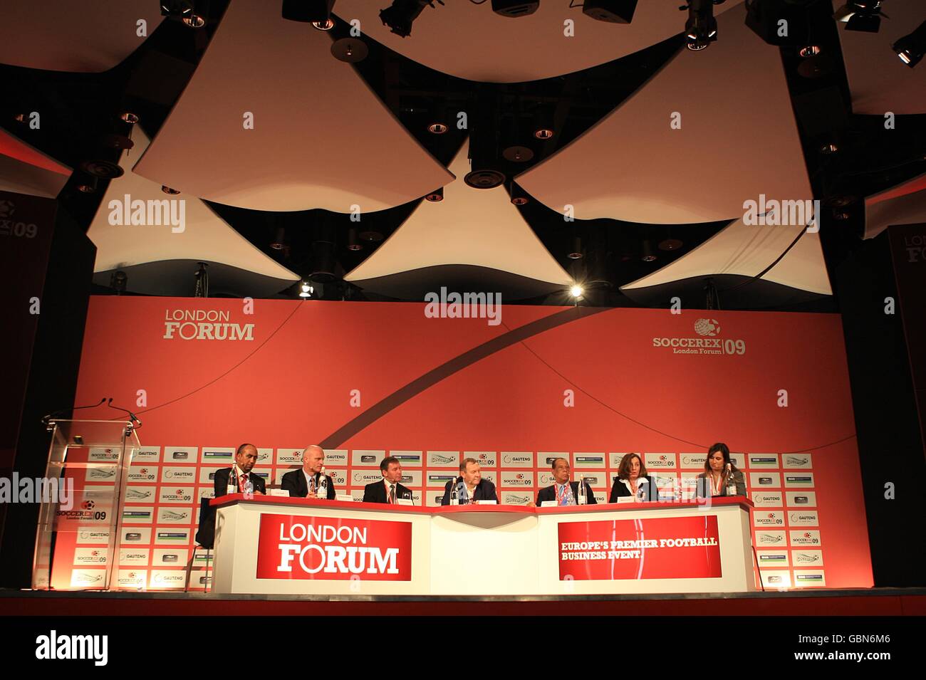 (L-R) Ivor Hoff, Andrew Stokes, Bryan Robson, Duncan Revie, Carlos ...