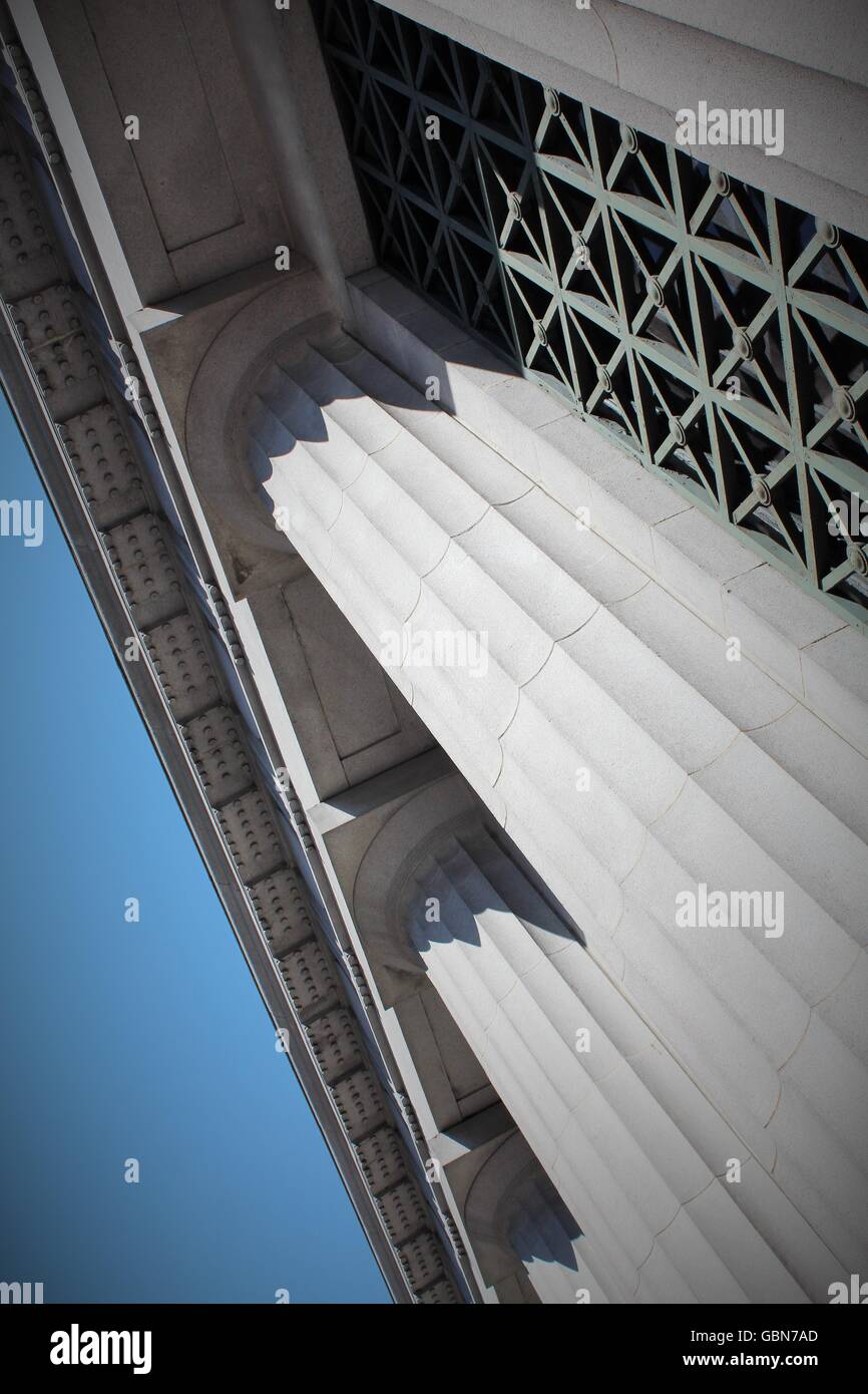 Bank building columns hi-res stock photography and images - Alamy