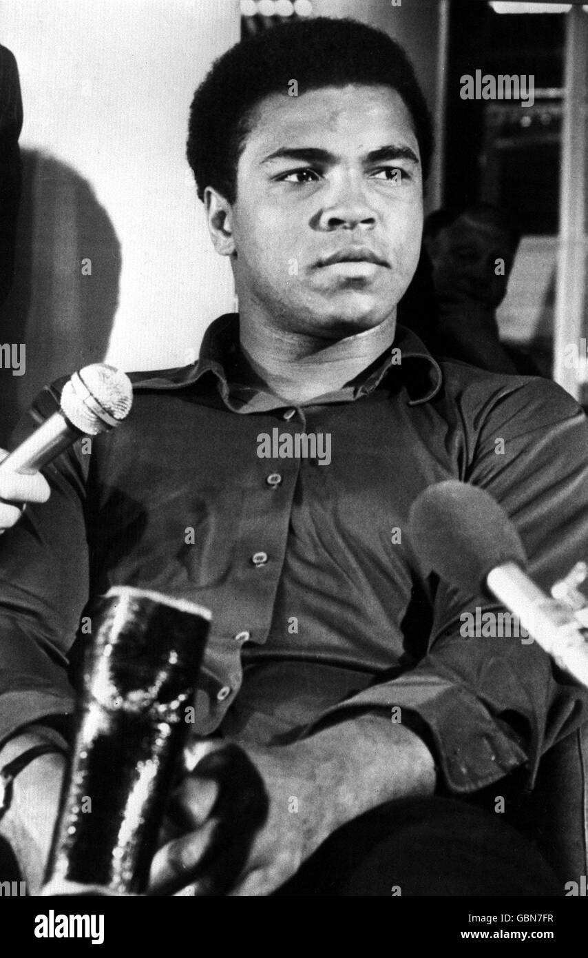 Boxing - Heavyweight Bout - Muhammad Ali v Al 'Blue' Lewis Stock Photo ...