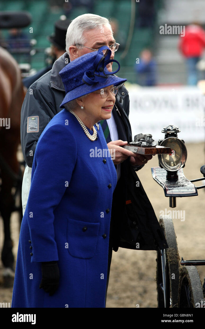 Queen elizabeth land rover hi-res stock photography and images - Alamy