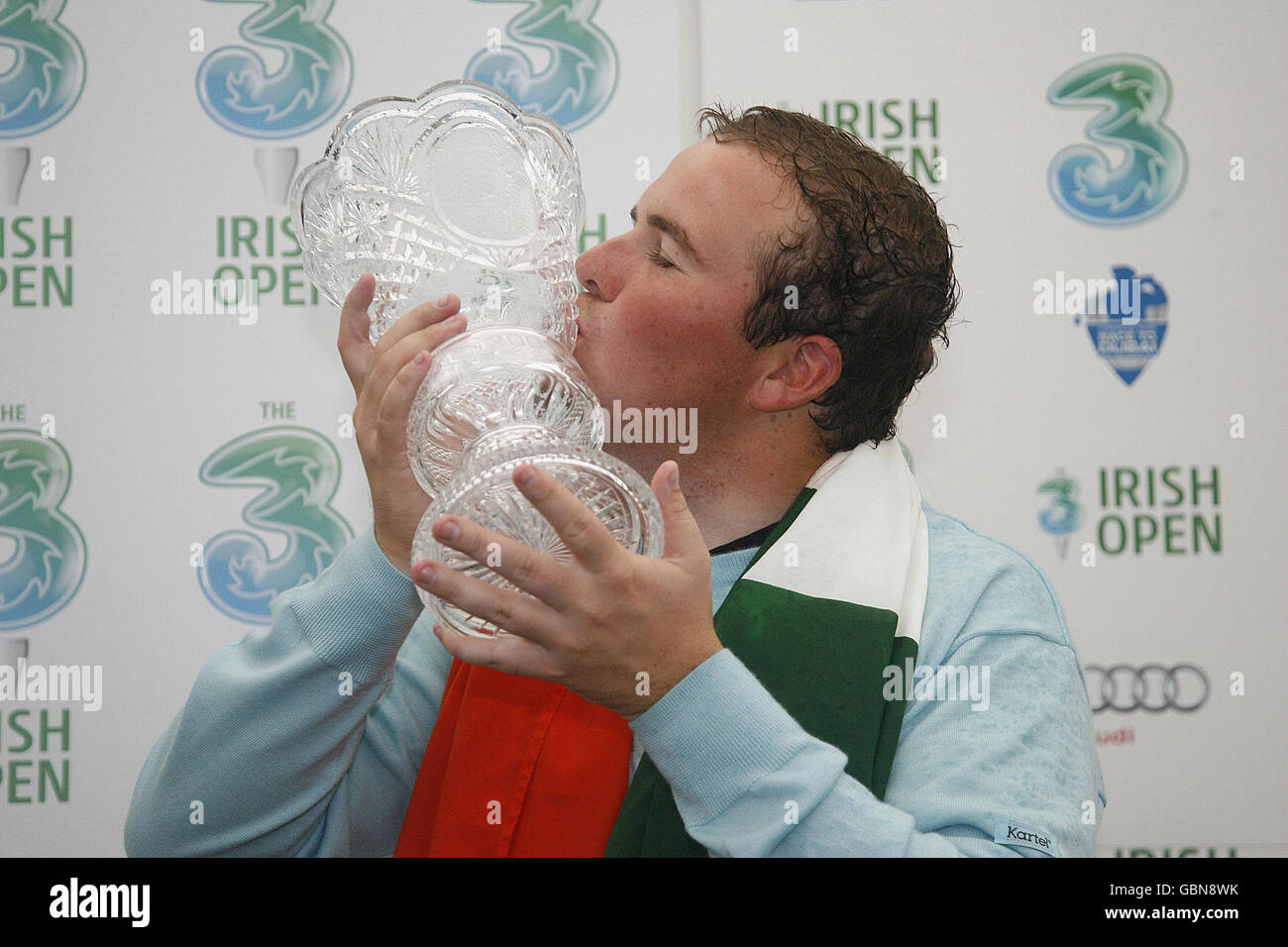 Celebration golfer trophy kissing hi-res stock photography and images ...