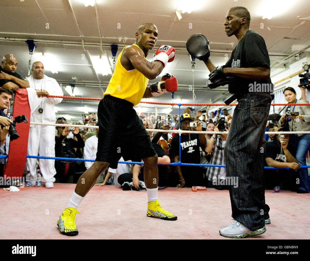 Boxing - Floyd Mayweather Work Out - Peacock Gym Stock Photo - Alamy