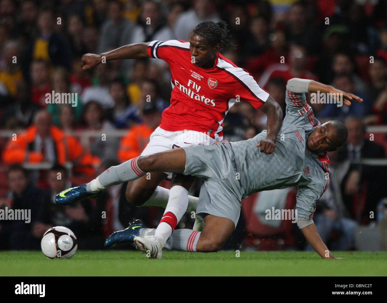 Arsenal's Jay Emmanuel-Thomas holds off challenge from Liverpool's ...