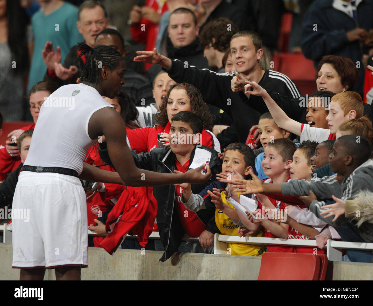 Arsenal Jay Emmanuel-Thomas signs autographs for young fans after the ...