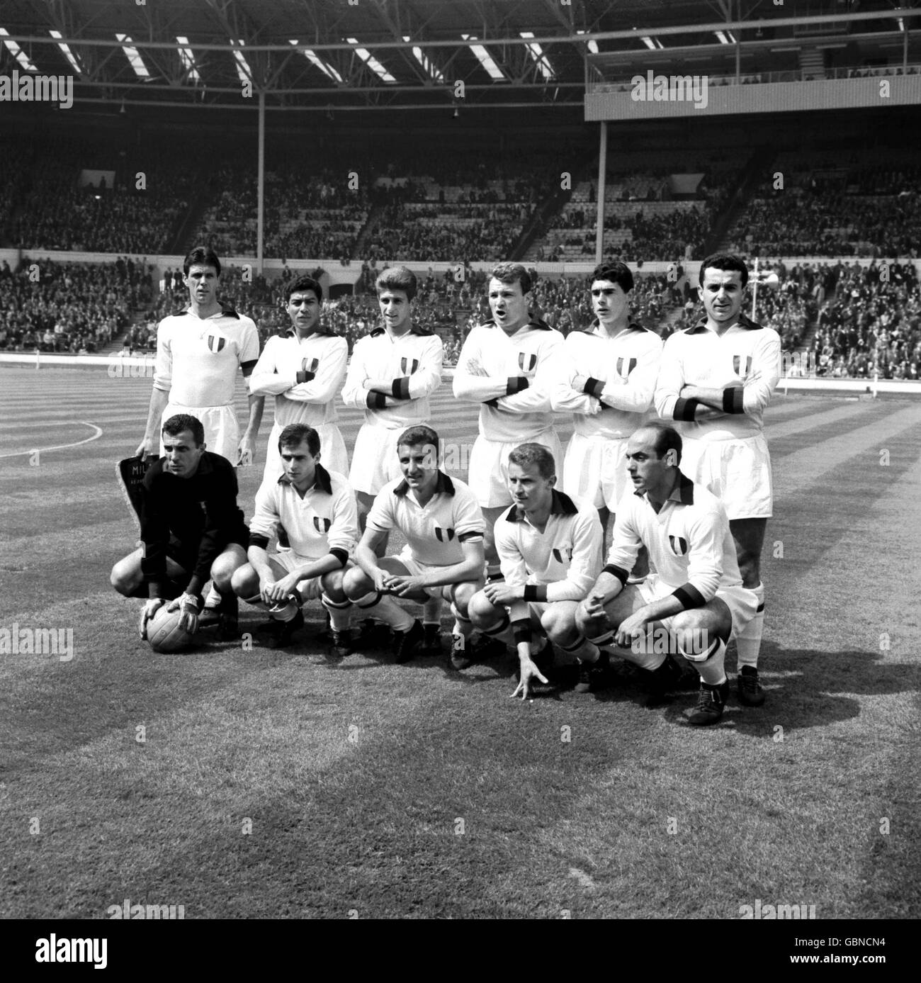 AC Milan team group: (back row, l-r) Cesare Maldini, Victor Benitez ...