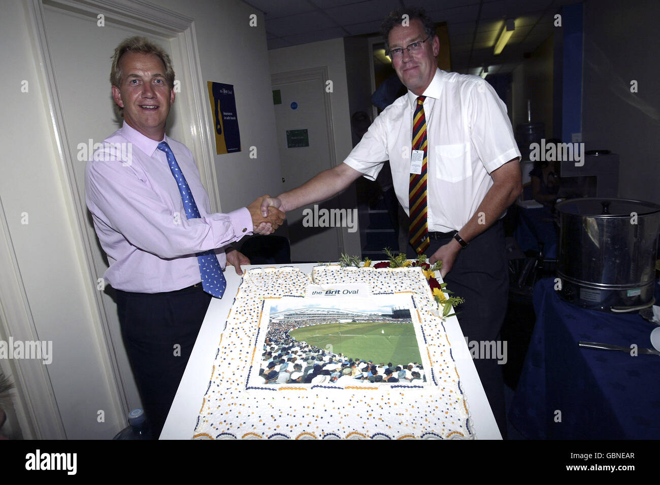 Paul Sheldon, Chief Executive of Surrey CCC (r) with the cake in the ...