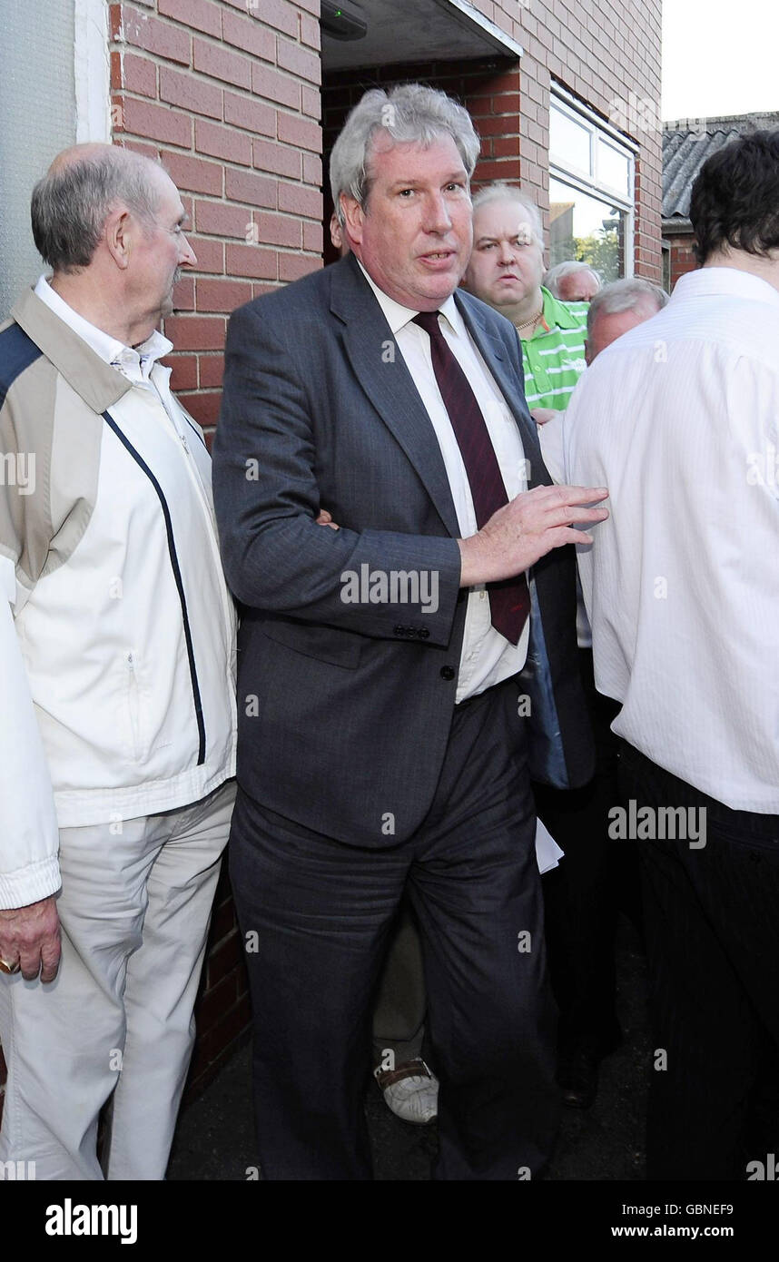 Labour minister Elliot Morley leaves the Scunthorpe Labour Constituency ...