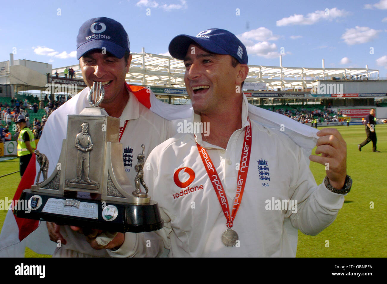 England's Michael Vaughan (l) and Graham Thorpe celebrate Stock Photo ...
