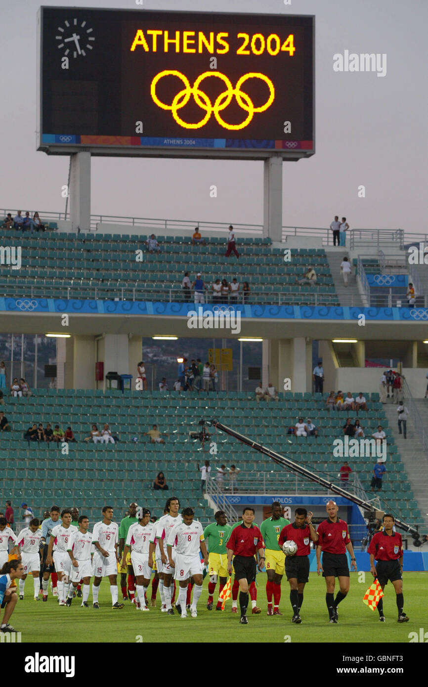 Football olympics scoreboard rings hi-res stock photography and images ...