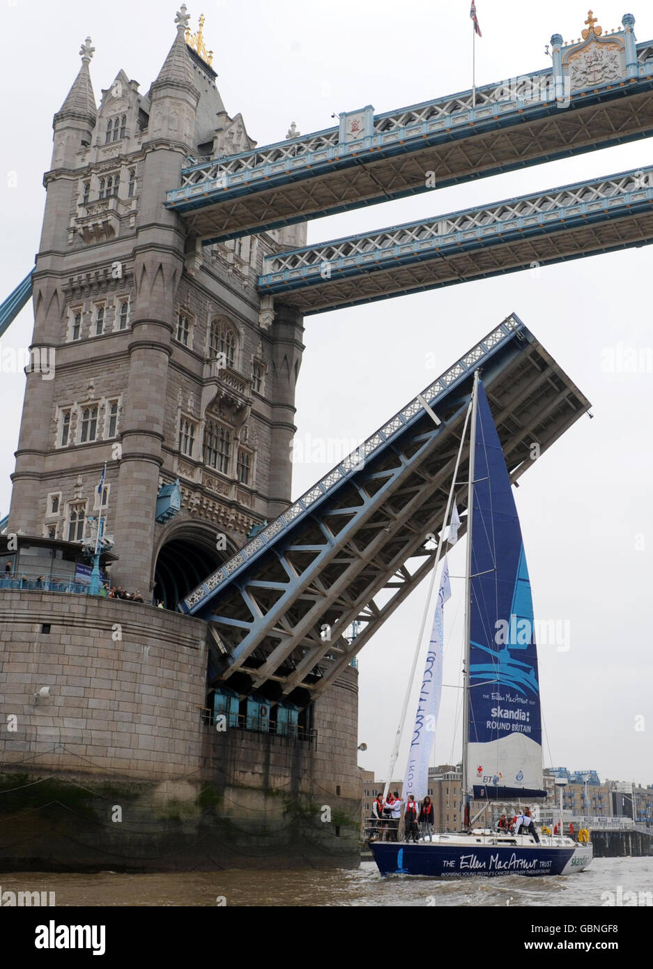 Competitive sailor Ellen MacArthur sails past Tower Bridge in London ...