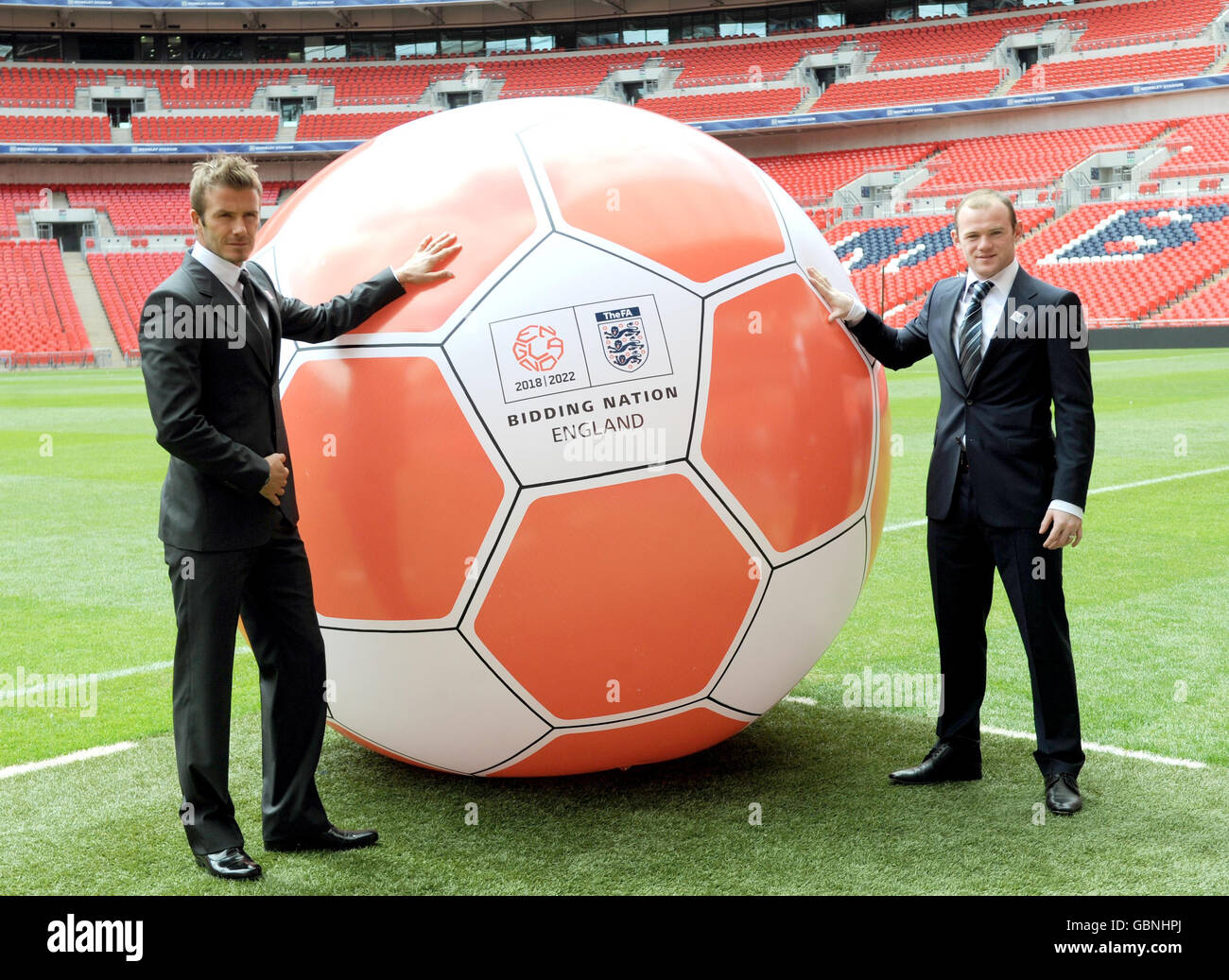 England's David Beckham (left) and Wayne Rooney launch England's 2018 ...