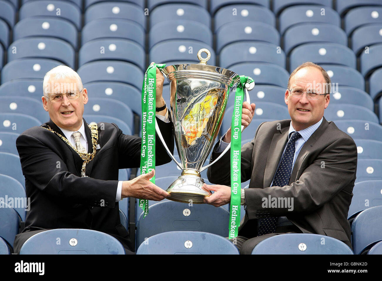 Heineken cup trophy handover hi-res stock photography and images - Alamy