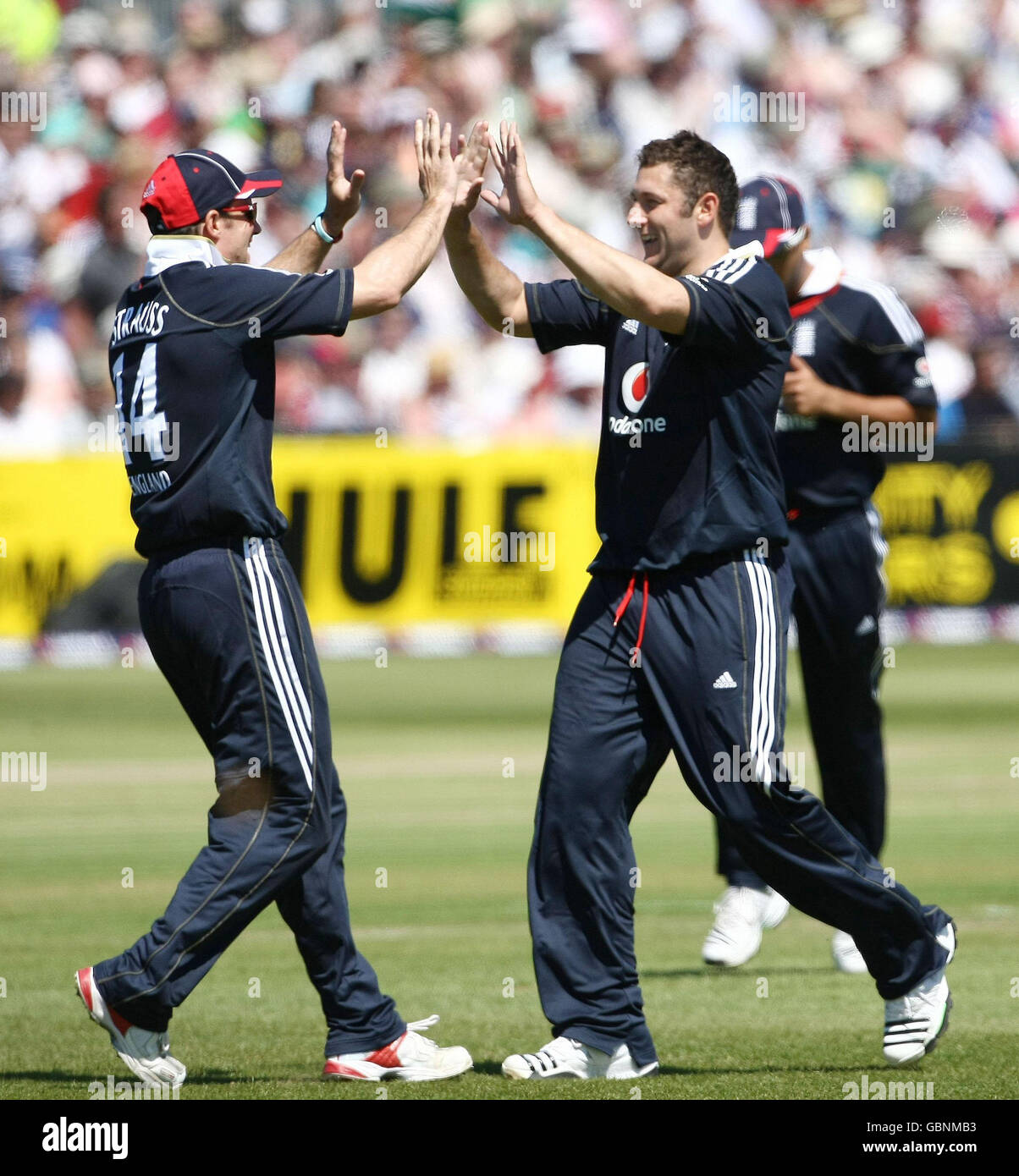 Englands Tim Bresnan (right) celebrates the wicket of Shivnarine ...