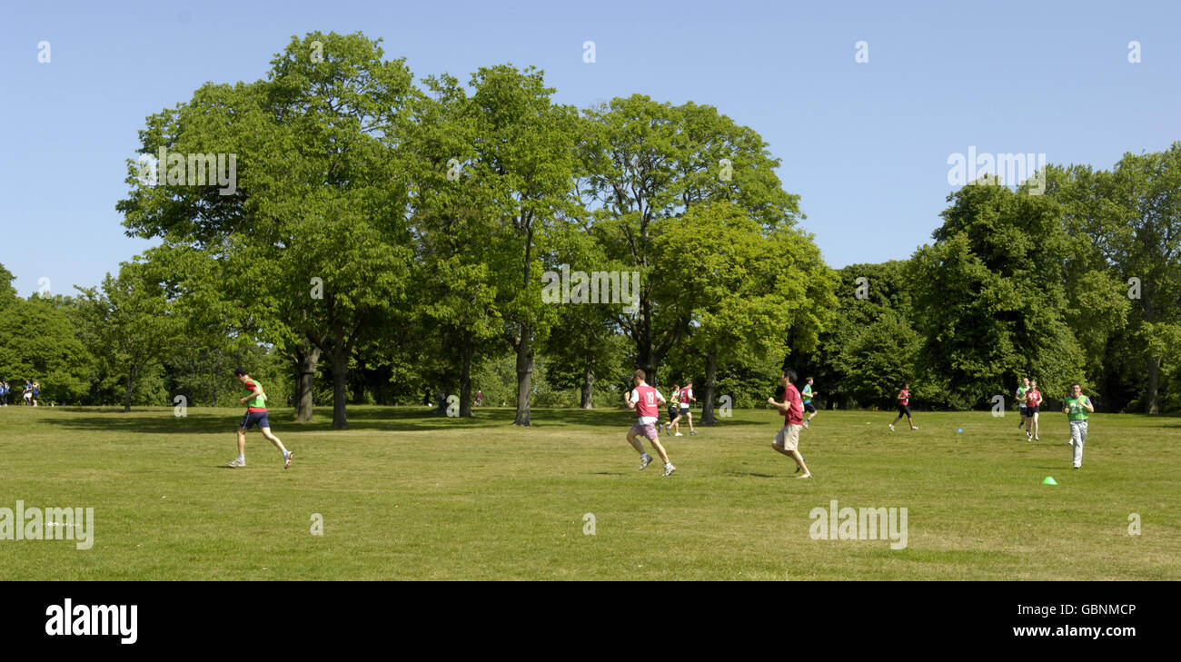 People enjoy the sun in Hyde Park, London Stock Photo - Alamy