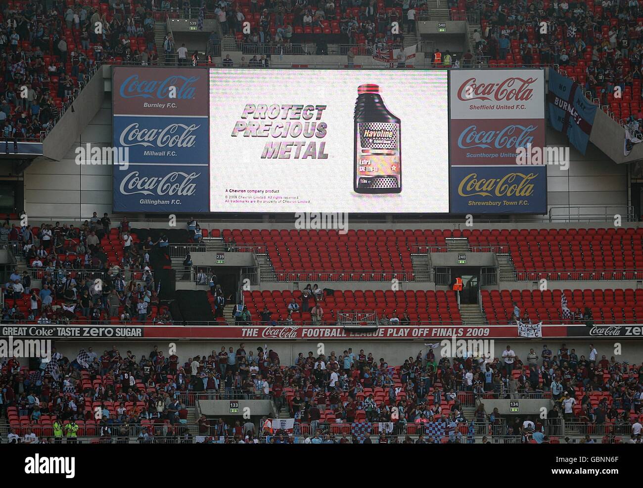 Big screen wembley stadium hi-res stock photography and images - Alamy