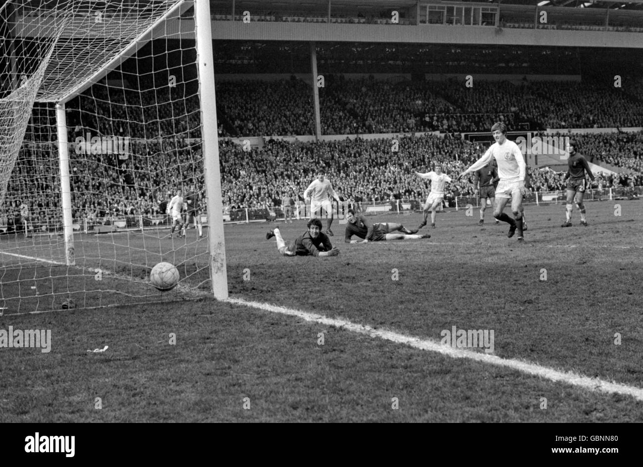 Leeds United's Mick Jones (fourth r) watches as his drive beats Chelsea ...